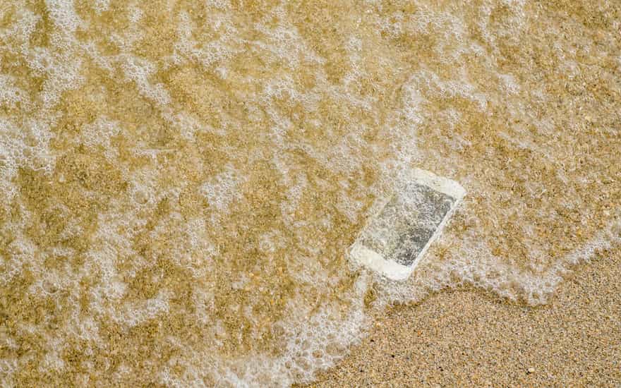 Mobile phone dropped in water? Here's what you need to do | Proximus